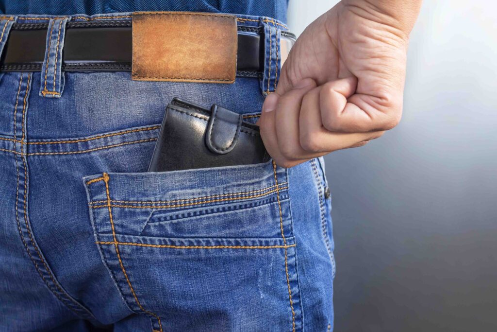 6 reasons your wallet is causing you back pain! - Reinge Clinic